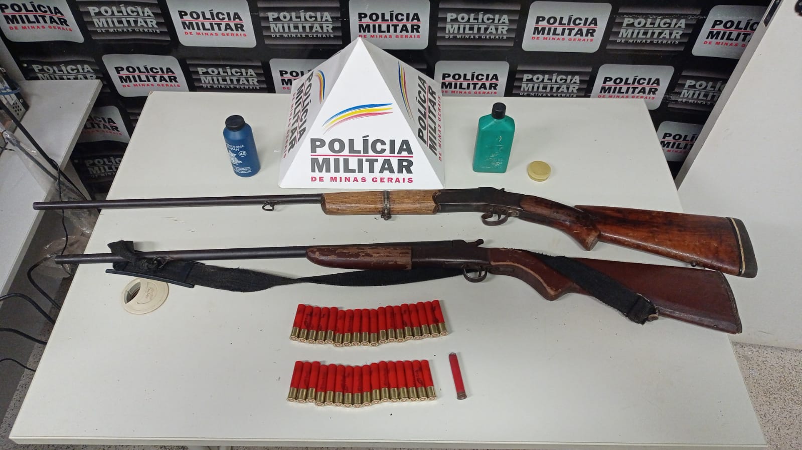 Polícia Militar Apreende Espingardas E Mais De 30 Munições Rádio
