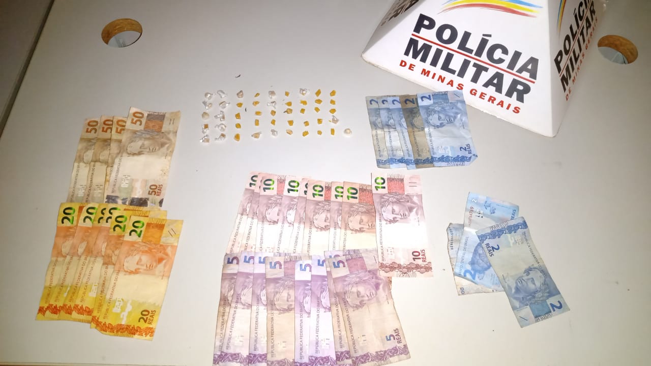 Suspeitos De Envolvimento Com O Tráfico De Drogas São Conduzidos E